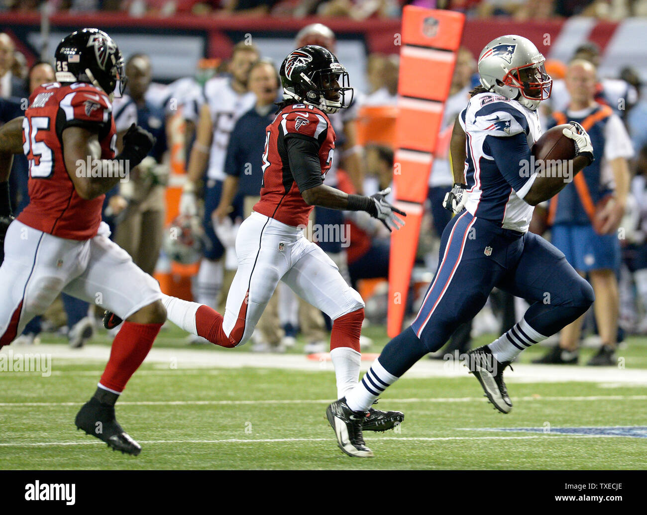 New England Patriots' LeGarrette Blount (29) runs past Atlanta Falcons ...