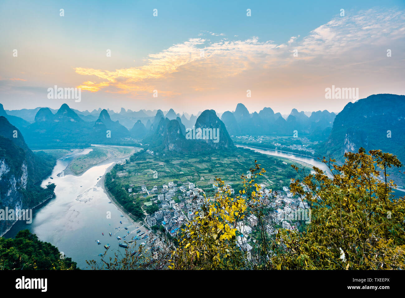 Villages and villages around the lijiang river hi-res stock photography ...