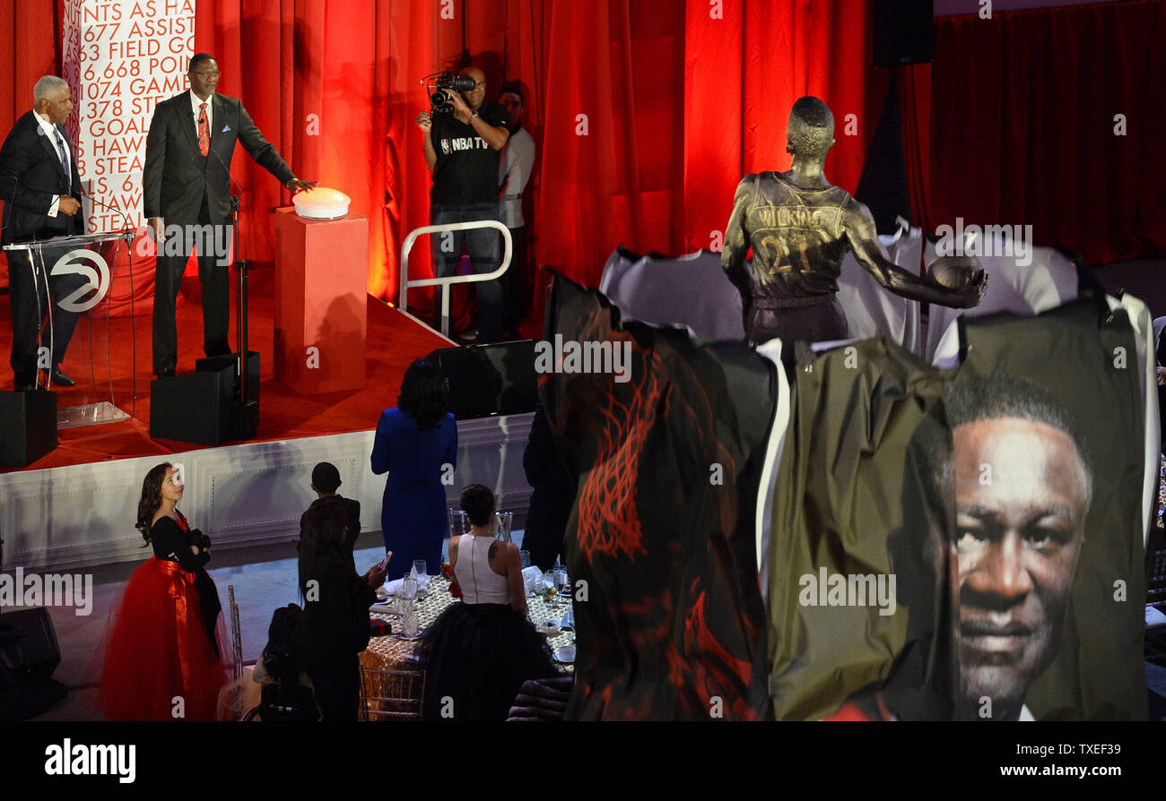 Basketball great Julius Erving (L) watches as longtime Atlanta Hawks ...