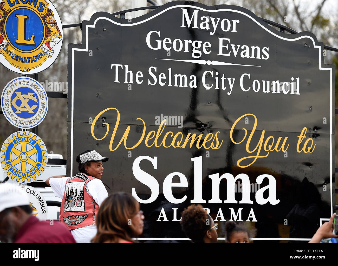 People pose by the Welcome to Selma sign after the historical 50th ...