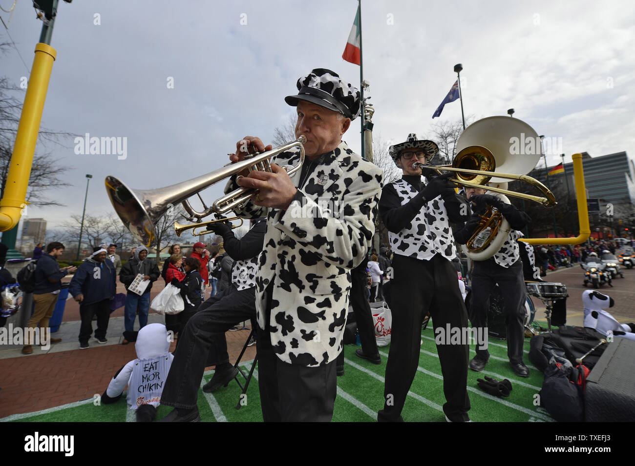 Parade float making hi-res stock photography and images - Alamy