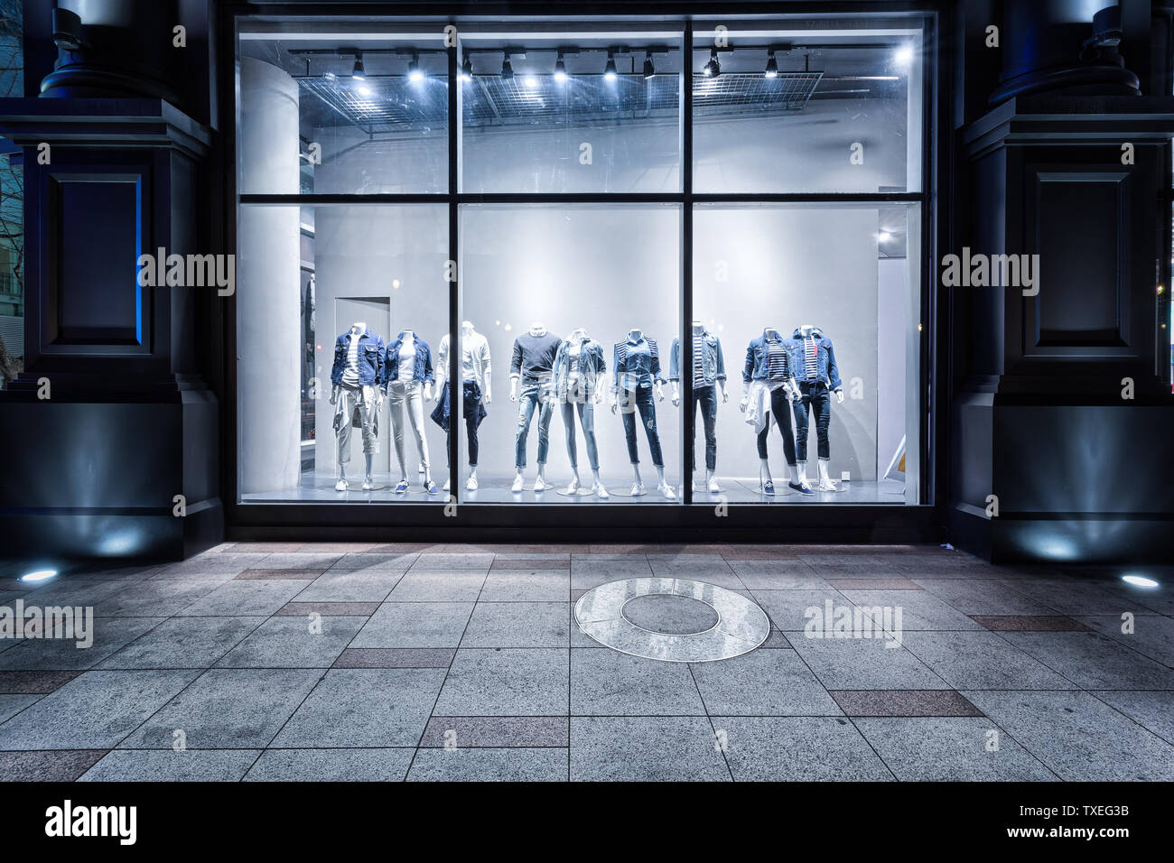 fashion shop display window and clothes Stock Photo - Alamy
