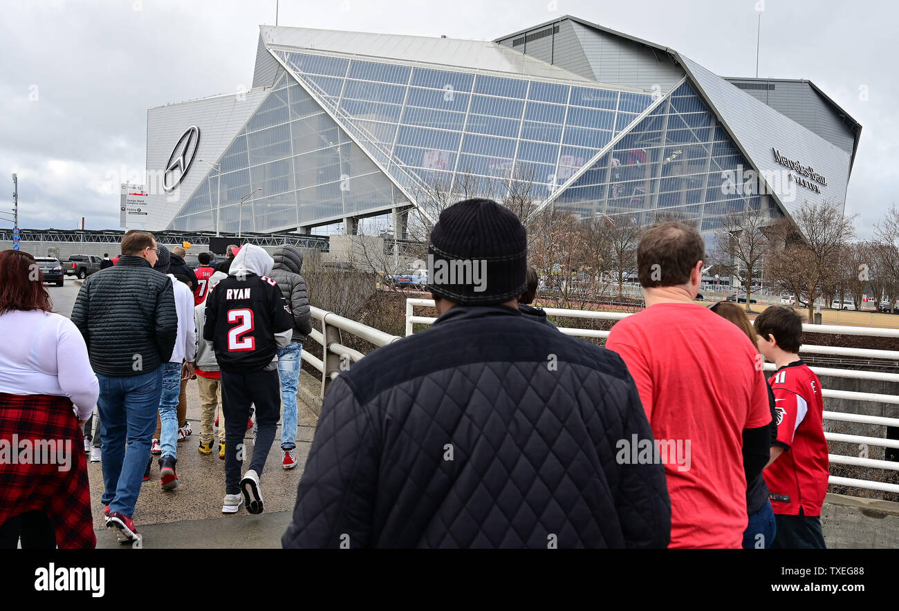 Mercedes benz stadium falcons fans hi-res stock photography and images ...