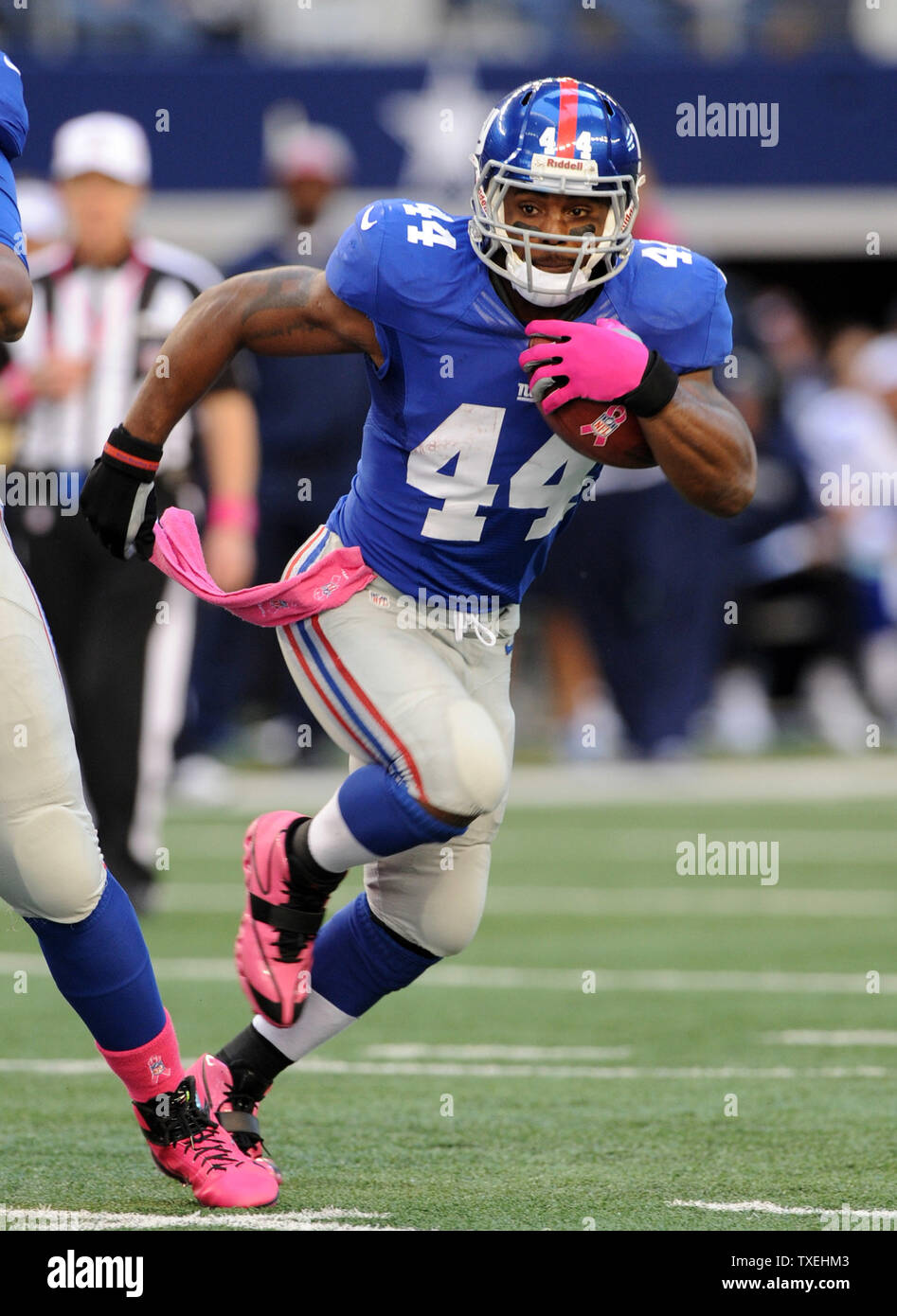 New York Giants Ahmad Bradshaw rushes against the Dallas Cowboys at ...