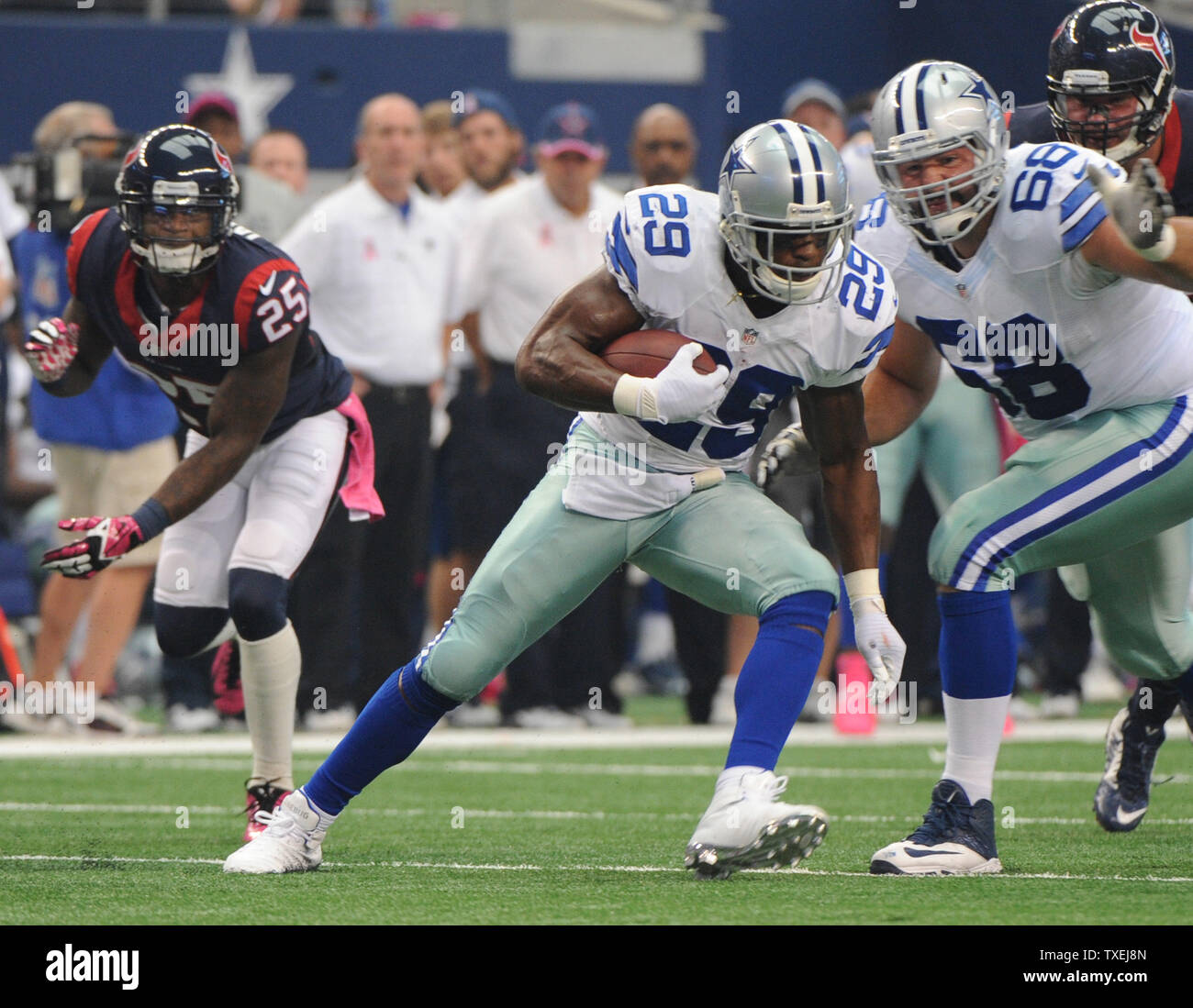 Dallas Cowboys DeMarco Murray rushes against the Houston Texans during ...