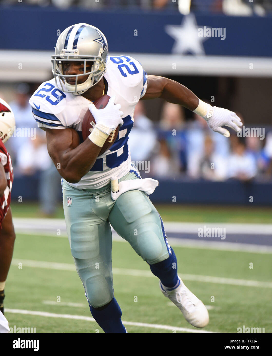 Dallas Cowboys DeMarco Murray rushes against the Arizona Cardinals ...