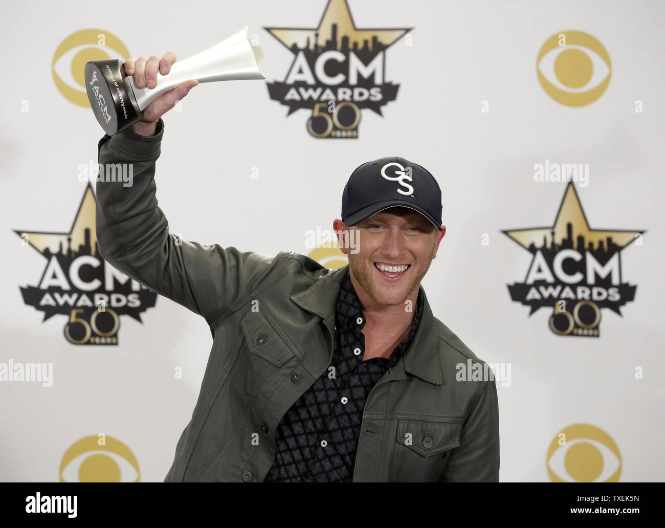 Cole Swindell poses backstage with the award for new artist of the year ...