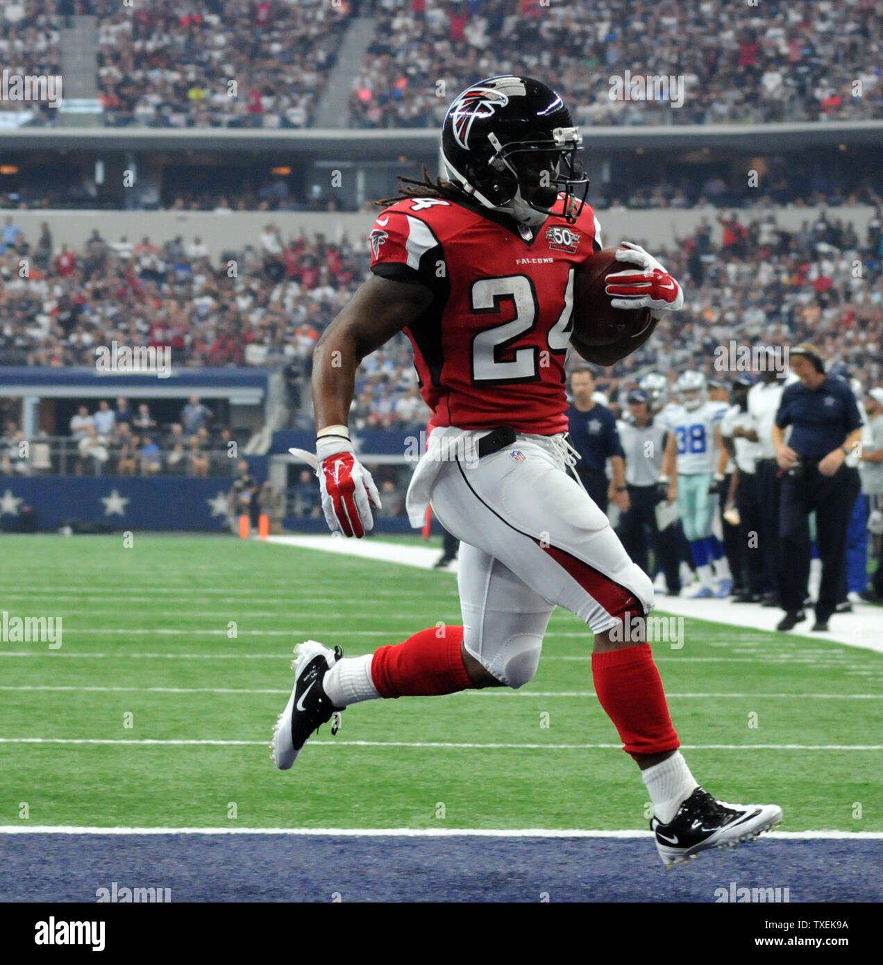 Atlanta Falcons Devonta Freeman scores on a 3-yard run against the ...