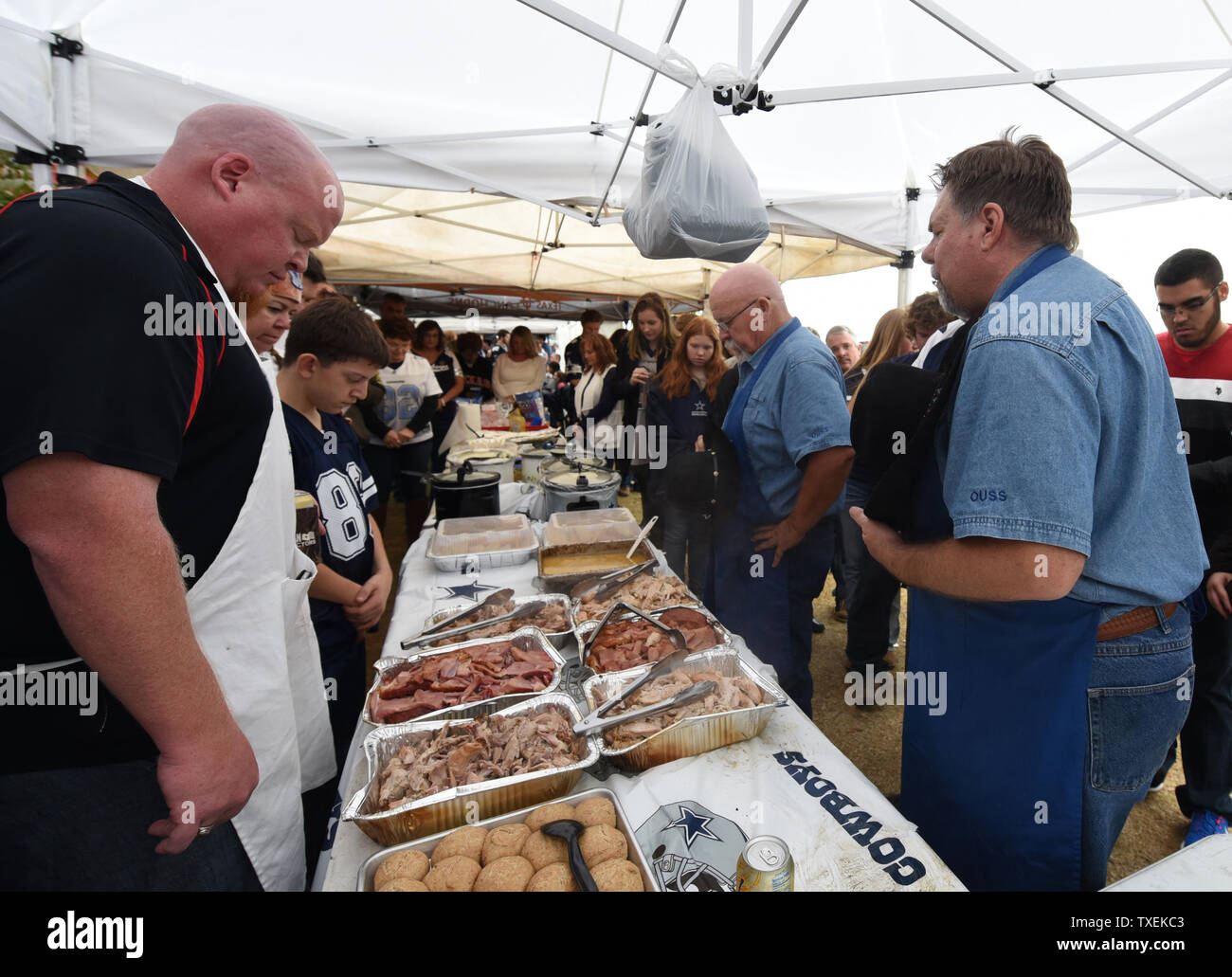 Football fans eating in stadium hi-res stock photography and images - Alamy