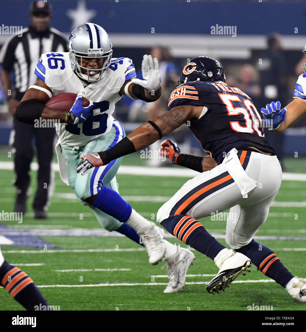 Dallas Cowboys Alfred Morris stiff arms Chicago Bears Jerrell Freeman ...