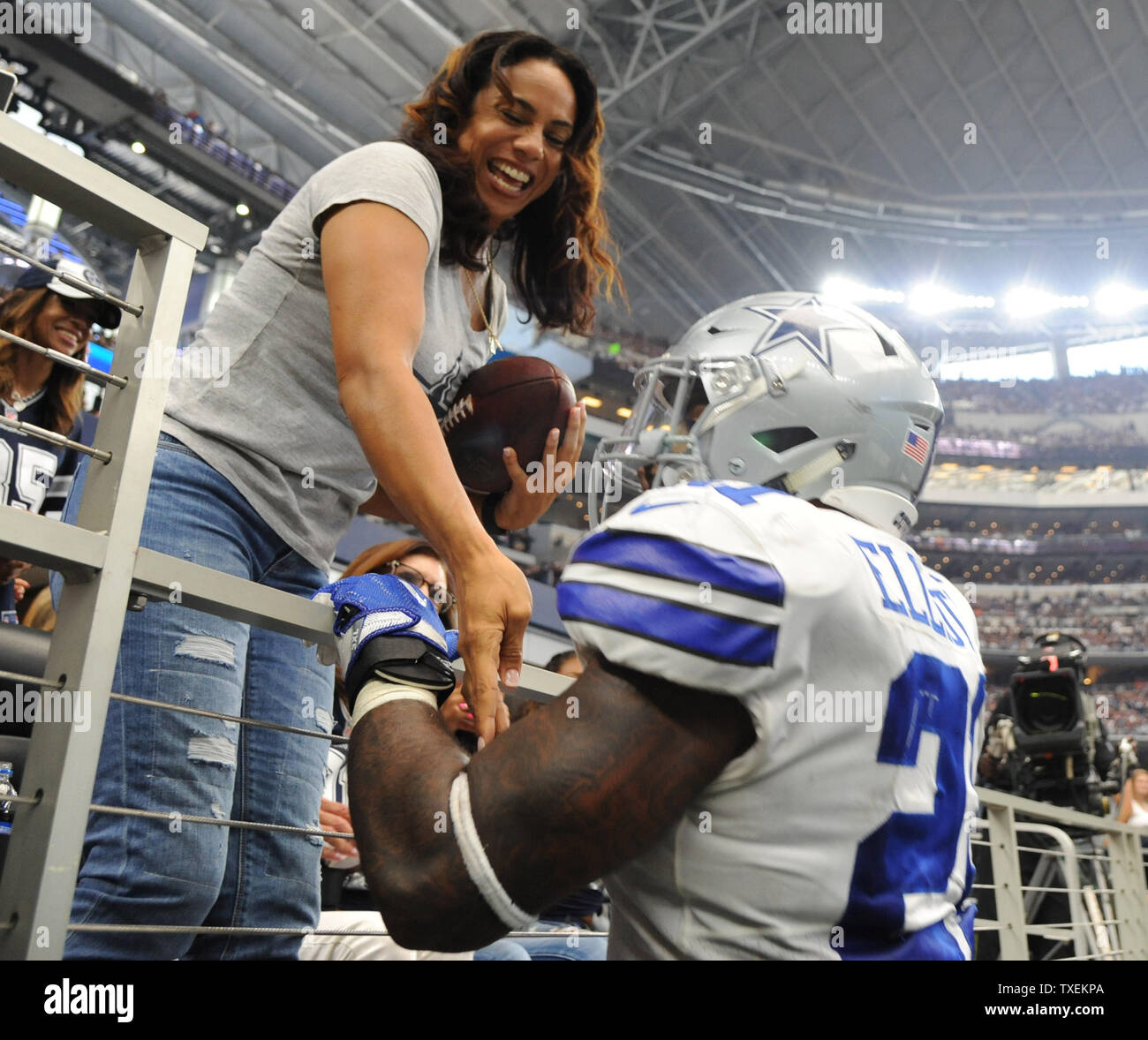 Dallas Cowboys running back Ezekiel Elliott gives his mother a game ...