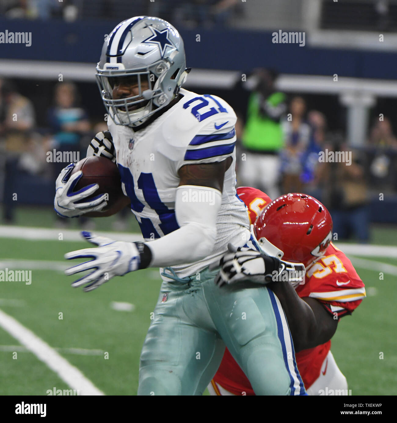 Dallas Cowboys Ezekiel Ellott rushes as Kansas City Chiefs Allen Bailey ...