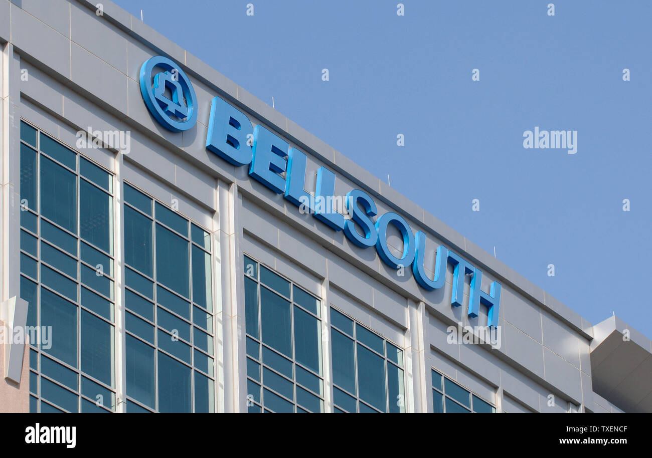 Office centers hi-res stock photography and images - Alamy