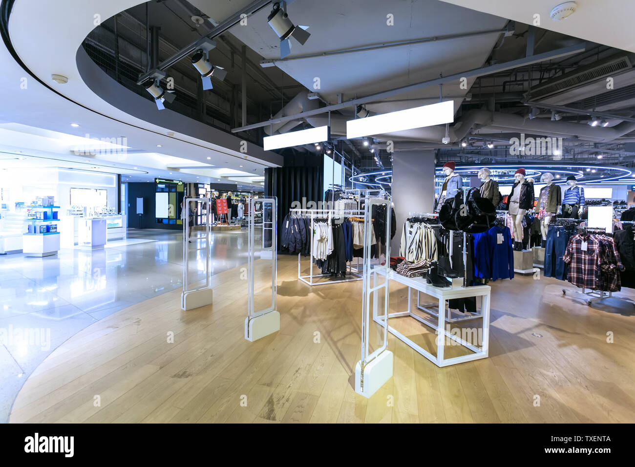 fashion clothes shopfront in shopping mall Stock Photo - Alamy