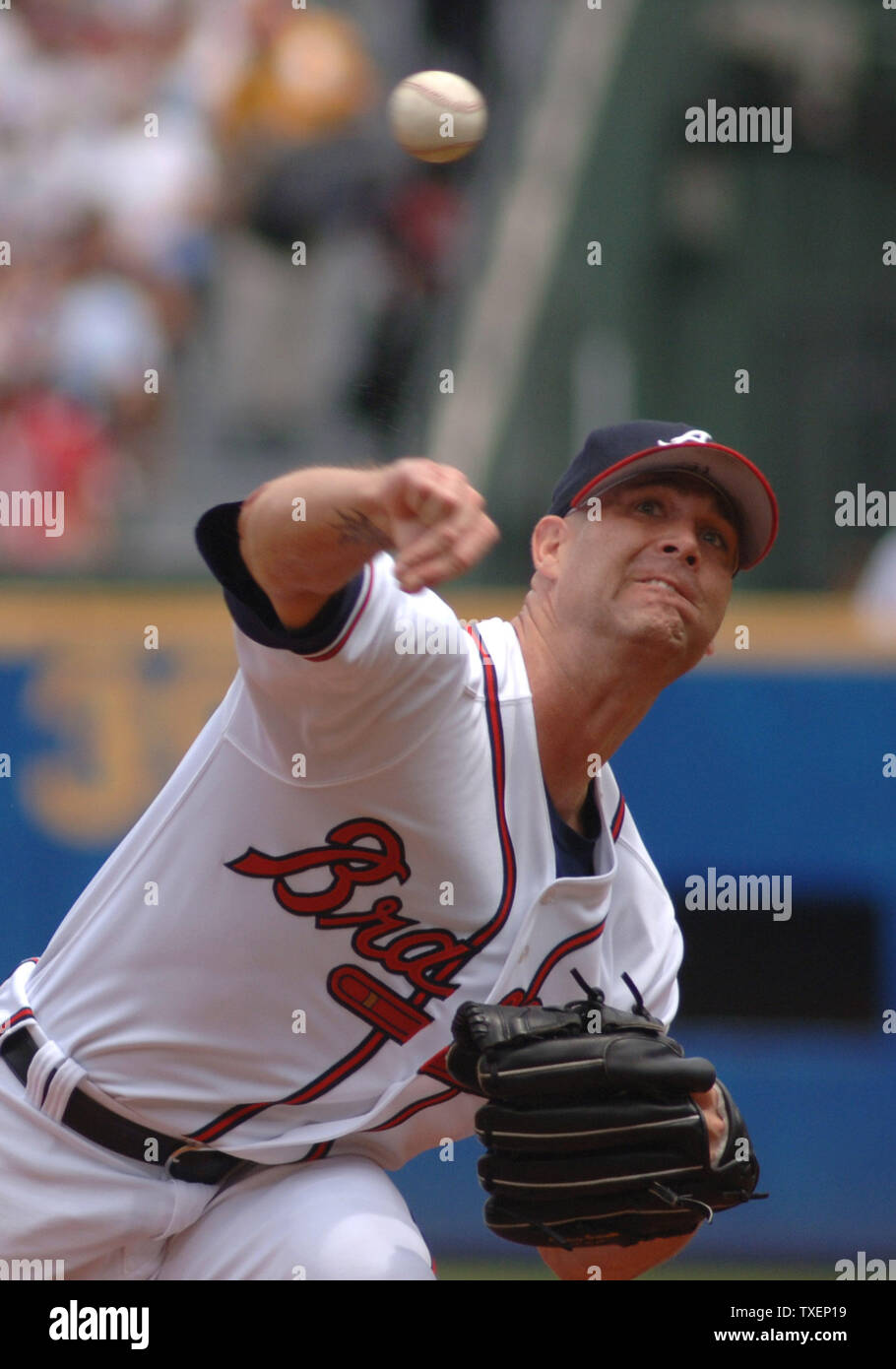 Atlanta Braves starting pitcher Tim Hudson throws against the visiting ...
