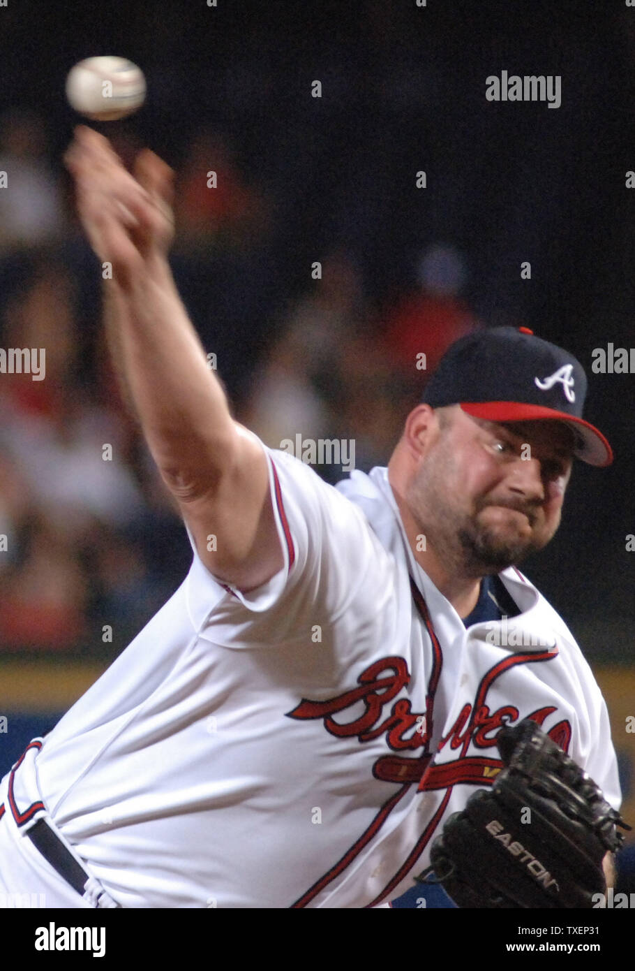Atlanta Braves closing pitcher Bob Wickman throws against the visiting ...