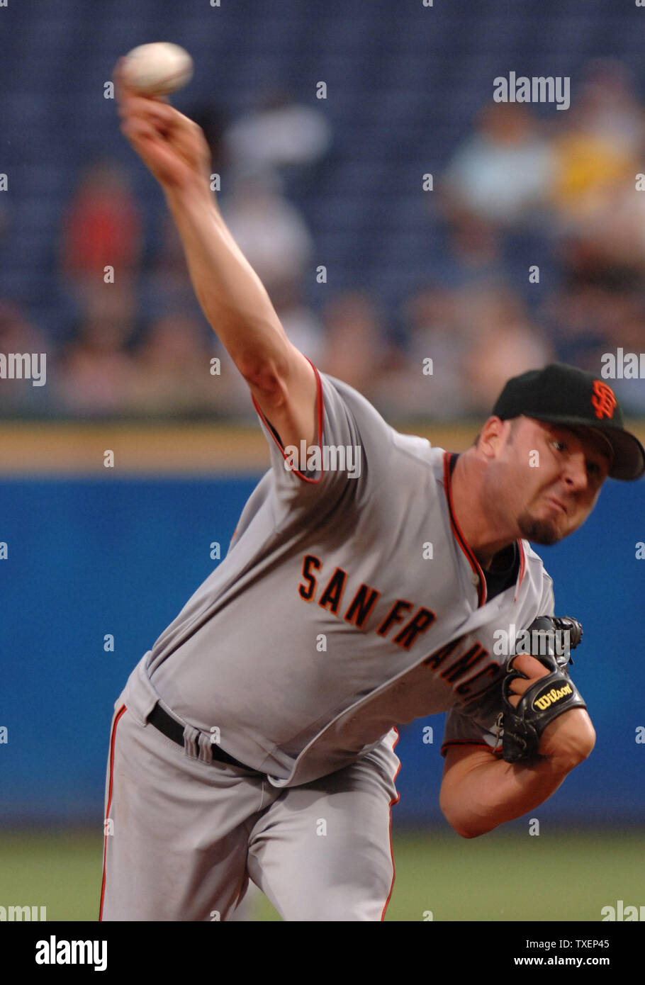 San Francisco Giants starting pitcher Jason Schmidt throws against the ...
