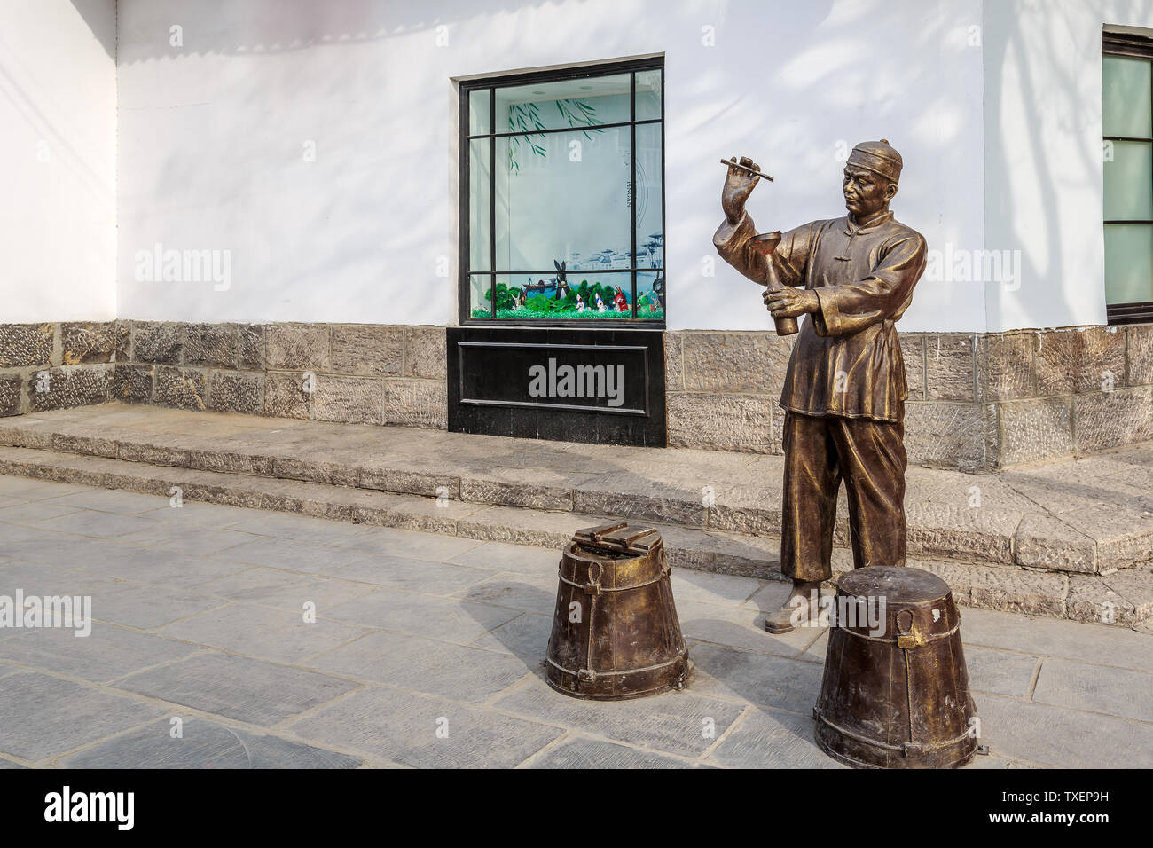 Folk sculptures on the streets of East Ah Gao City Stock Photo - Alamy