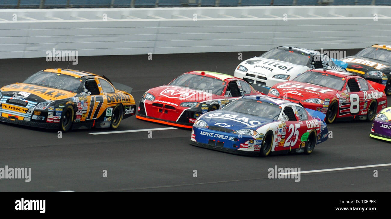 Race winner Brian Vickers, in his GMAC Chevrolet (25) races on the ...