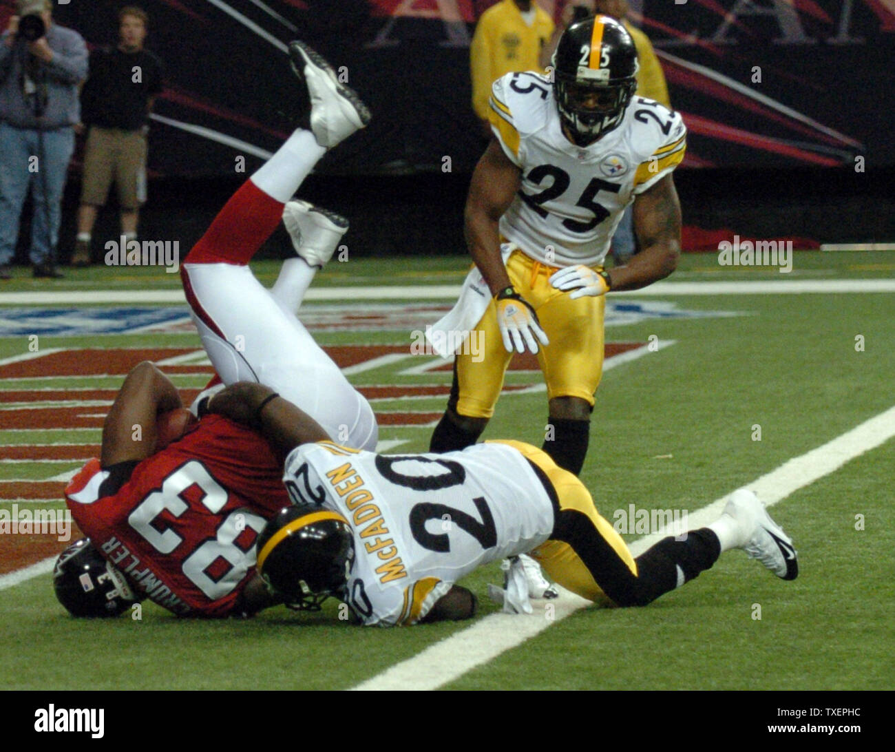 Atlanta Falcons Alge Crumpler (83) tumbles into the end zone for a ...