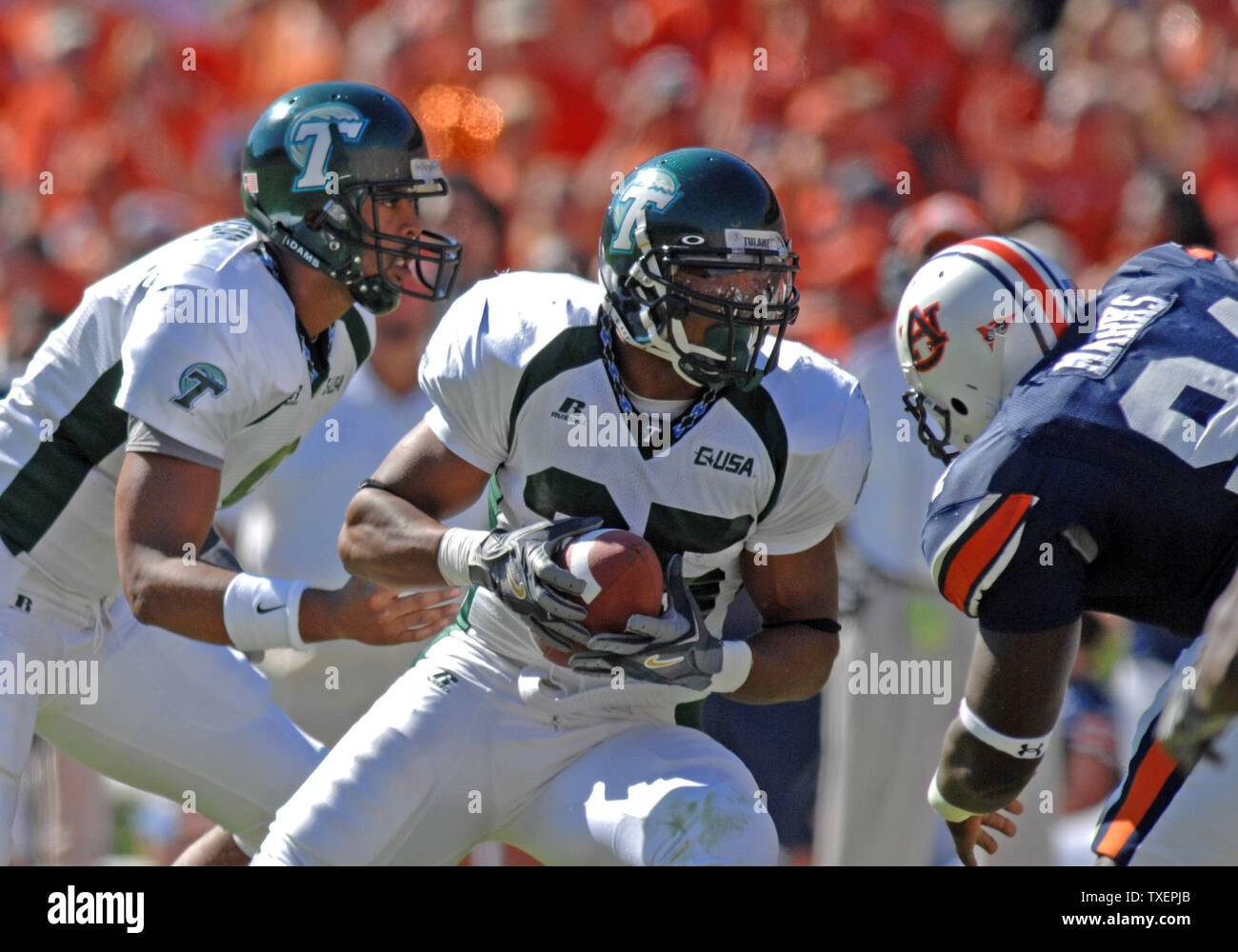 Tulane quarterback Lester Ricard (L) hands off to tailback Matt Forte ...