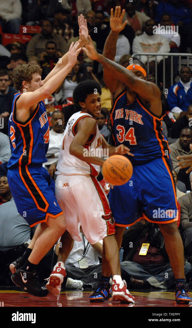 Atlanta Hawks Josh Childress (center) looks back to a loose ball as New ...