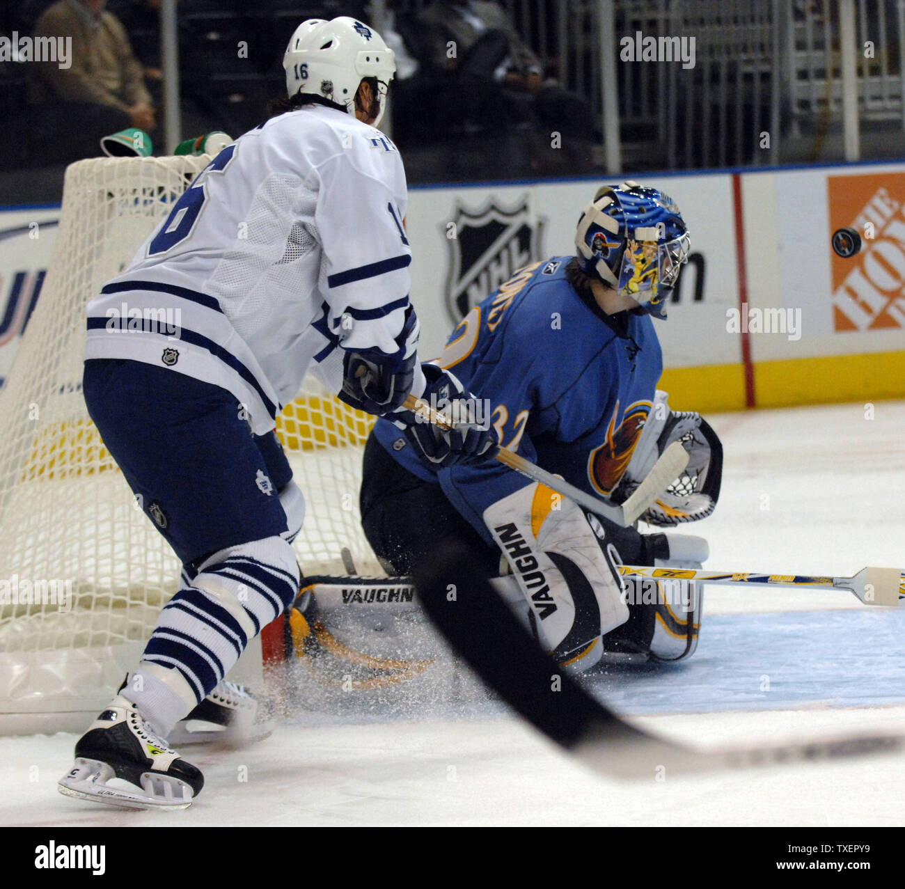 Atlanta Thrashers goalie Kari Lohtonen (32) of Finland, and Toronto ...