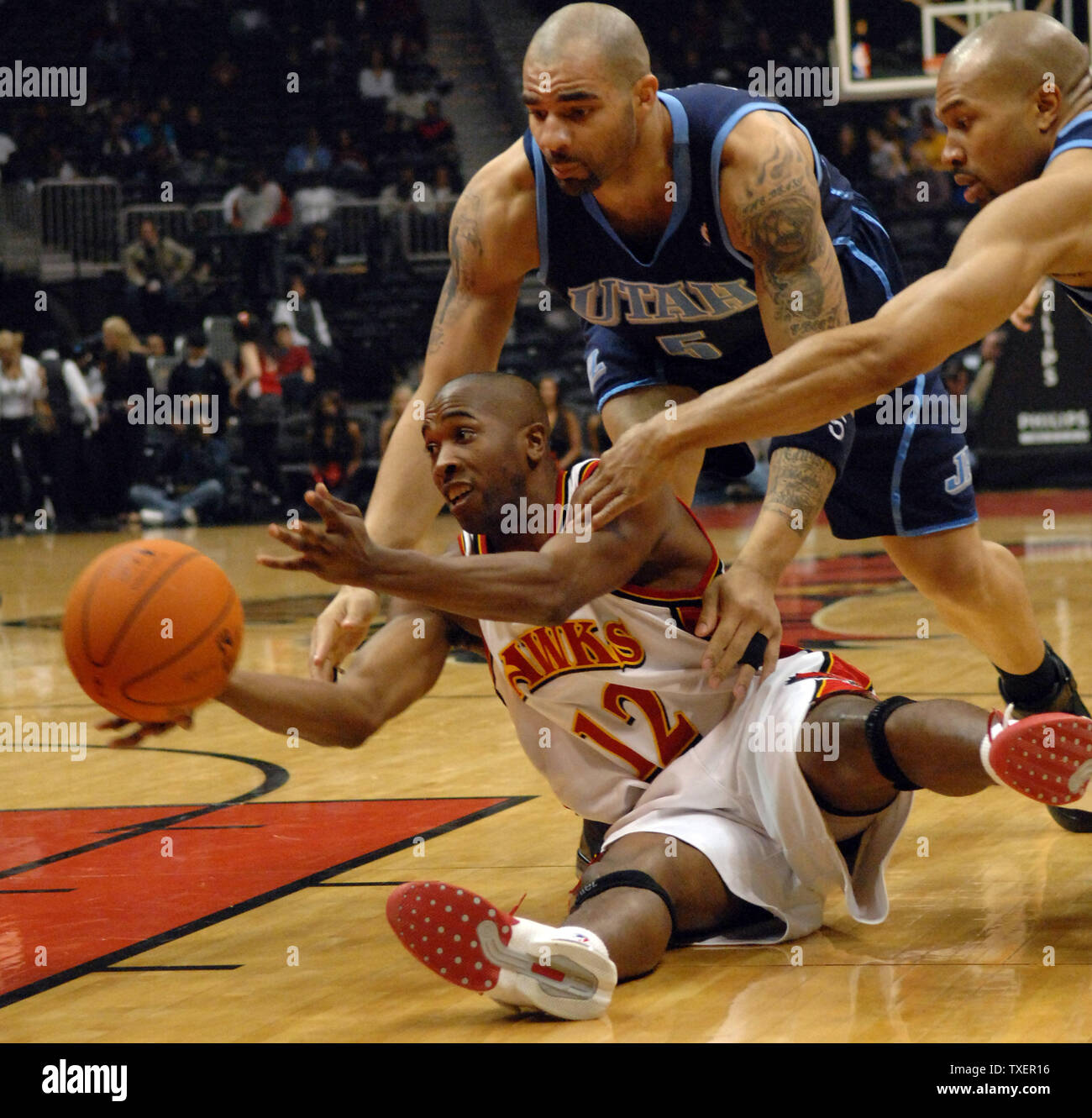Atlanta Hawks Speedy Claxton (12) passes off under the Utah Jazz basket ...