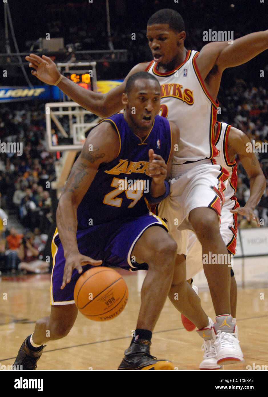 Los Angeles Lakers Kobe Bryant (24) drives around Atlanta Hawks Joe ...