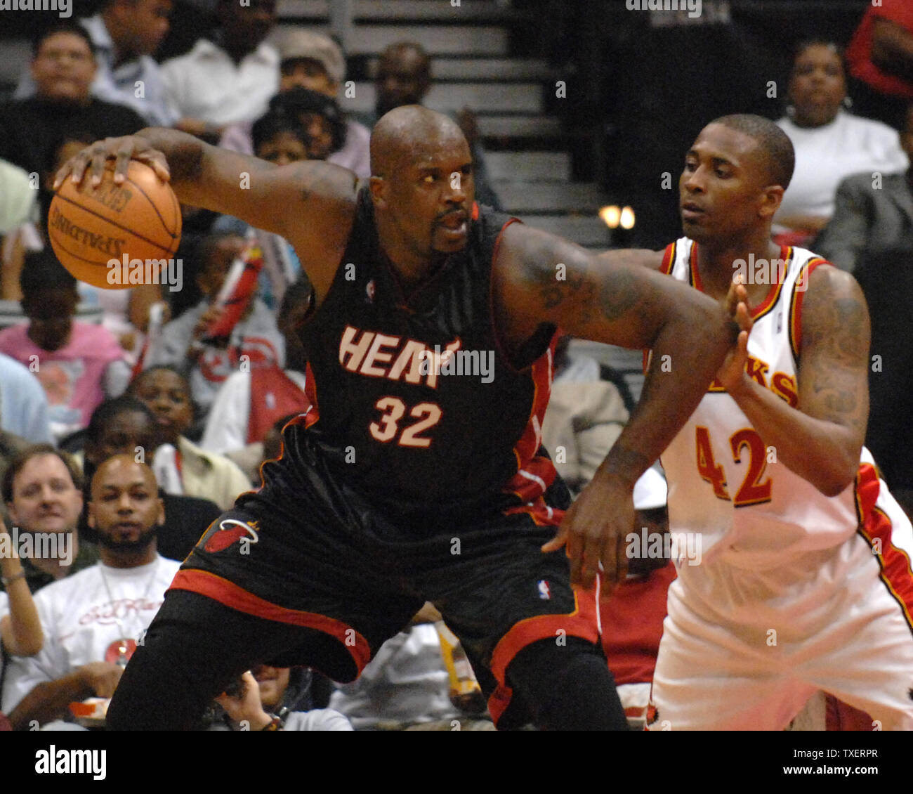 Miami Heat Shaquille O'Neal (left) works the ball toward the basket ...