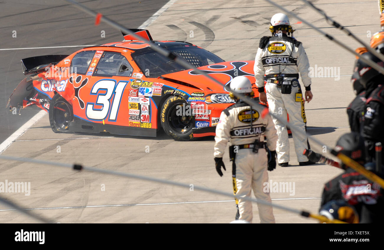 Jeff Burton drives his No. 31 Cingular Wireless Chevrolet into the ...