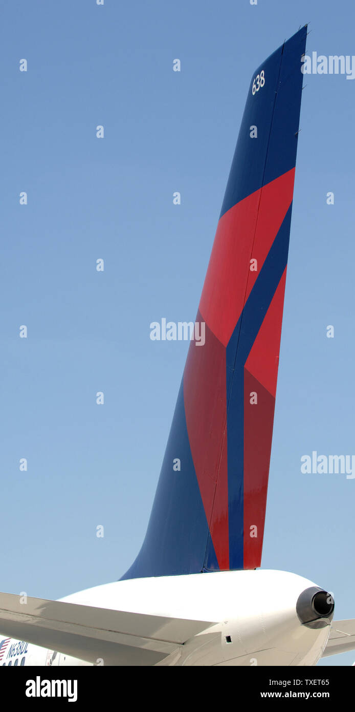 Tail of boeing 757 hi-res stock photography and images - Alamy