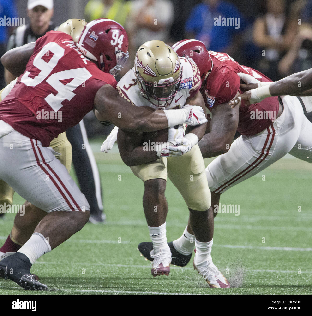 Alabama lineman Da'Ron Payne (94) and Da'Shawn Hand, right, close in on ...