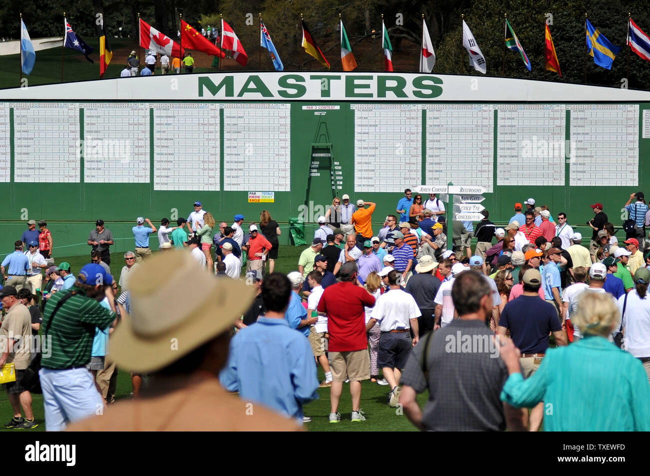 Crowds gather round hi-res stock photography and images - Alamy