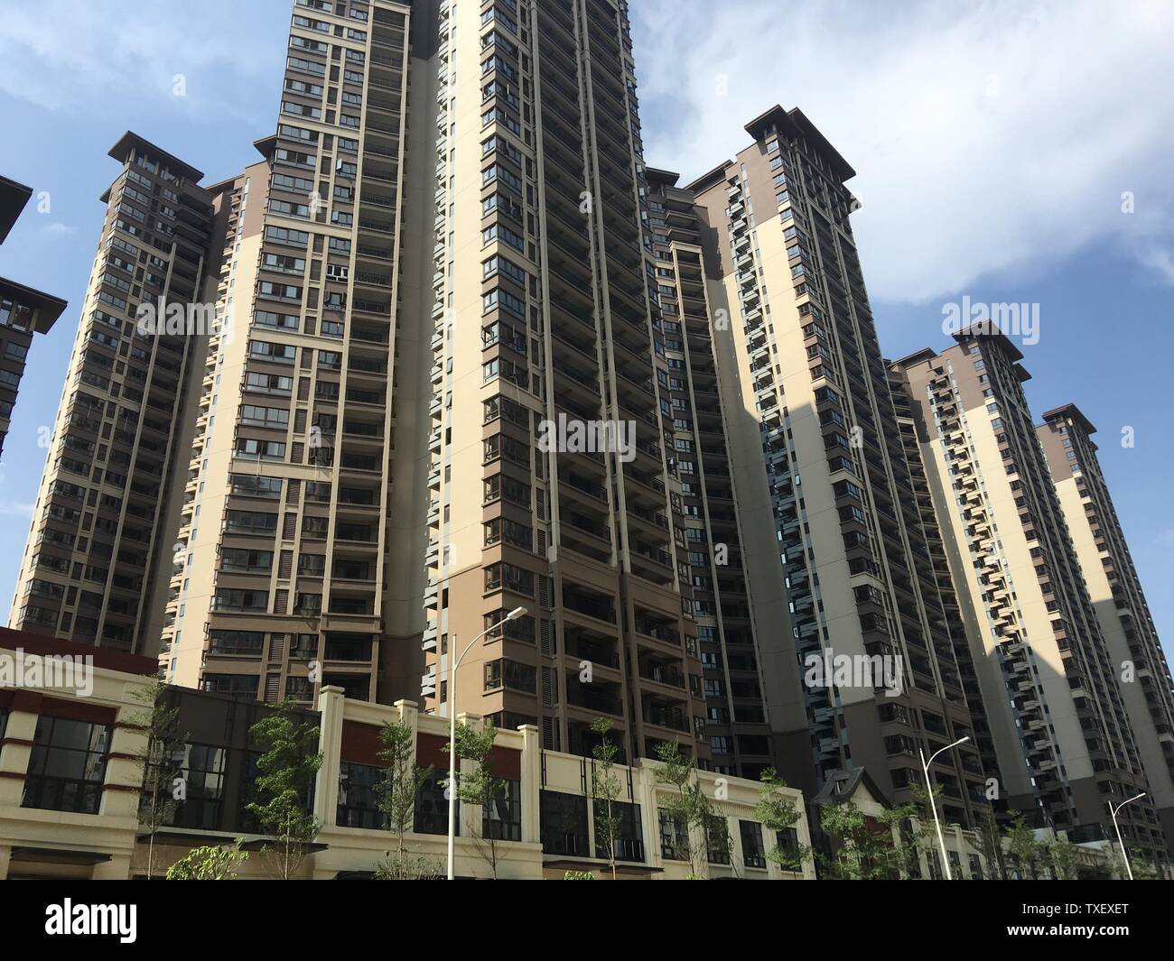 Back-to-back commercial buildings, urban community residential groups ...