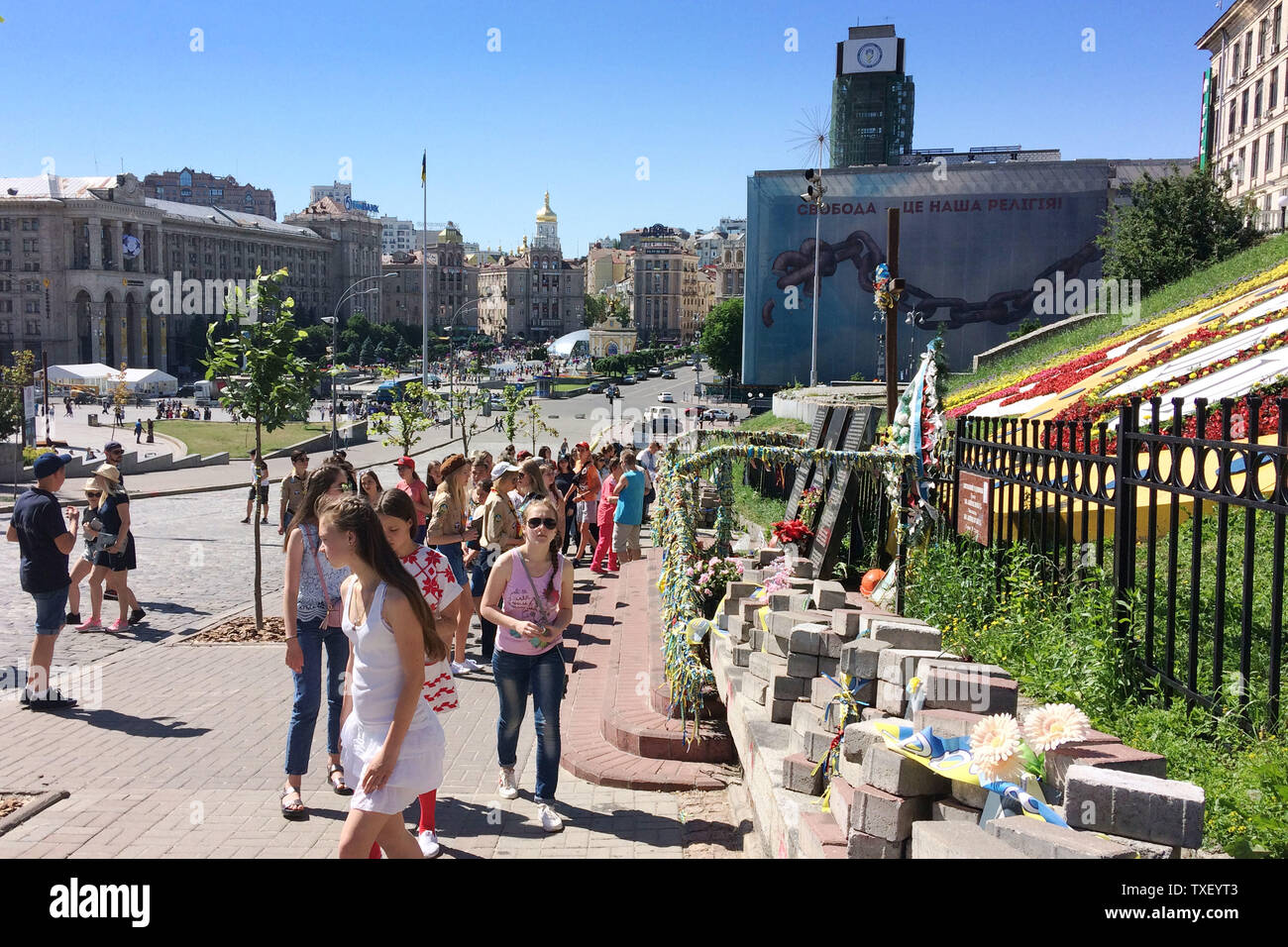 Kiev, Ukraine. 28th May, 2018. Tourists commemorate Maidan protests ...