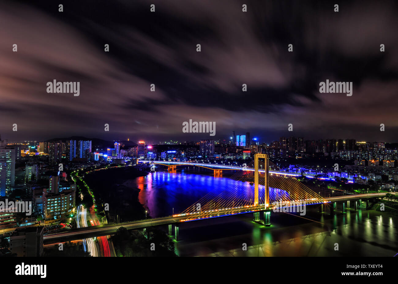 Bridges and cities hi-res stock photography and images - Alamy