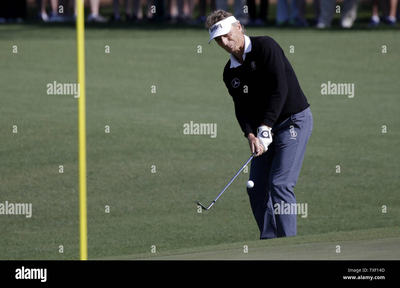 Bernhard langer chips to the green hi-res stock photography and images ...