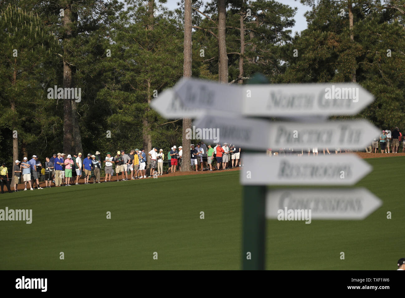 Patrons arrive for the first round at the 2019 Masters Tournament at ...