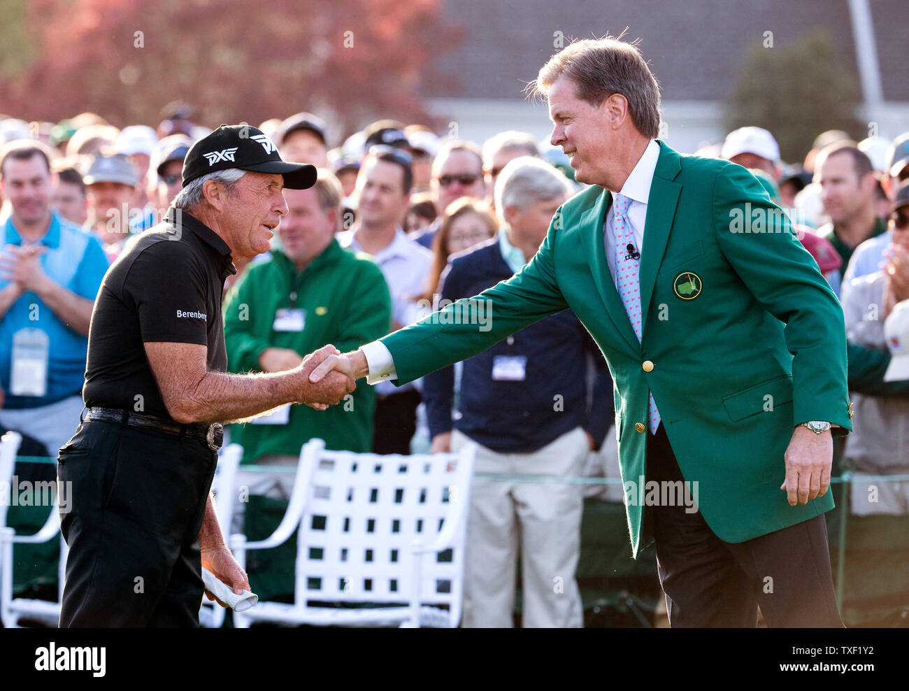 Golf legend Gary Player shakes hands with Chairman of Augusta National ...