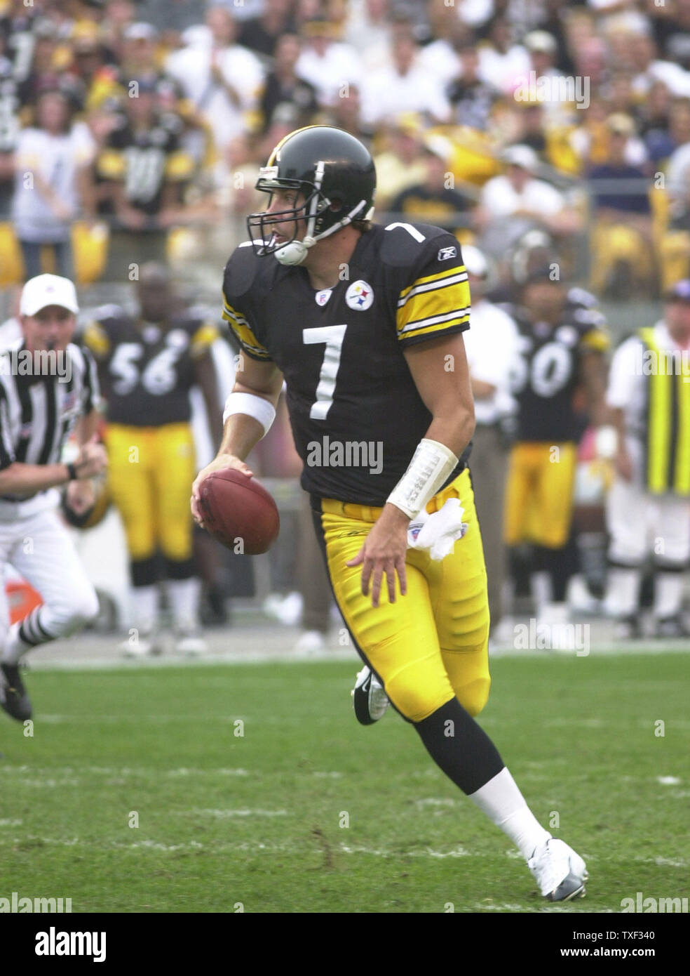 Quarterback scrambles hi-res stock photography and images - Alamy