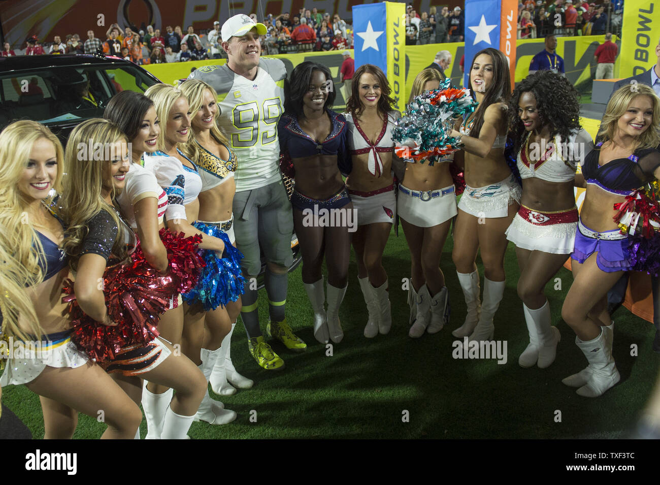 Pro bowl cheerleaders hi-res stock photography and images - Alamy