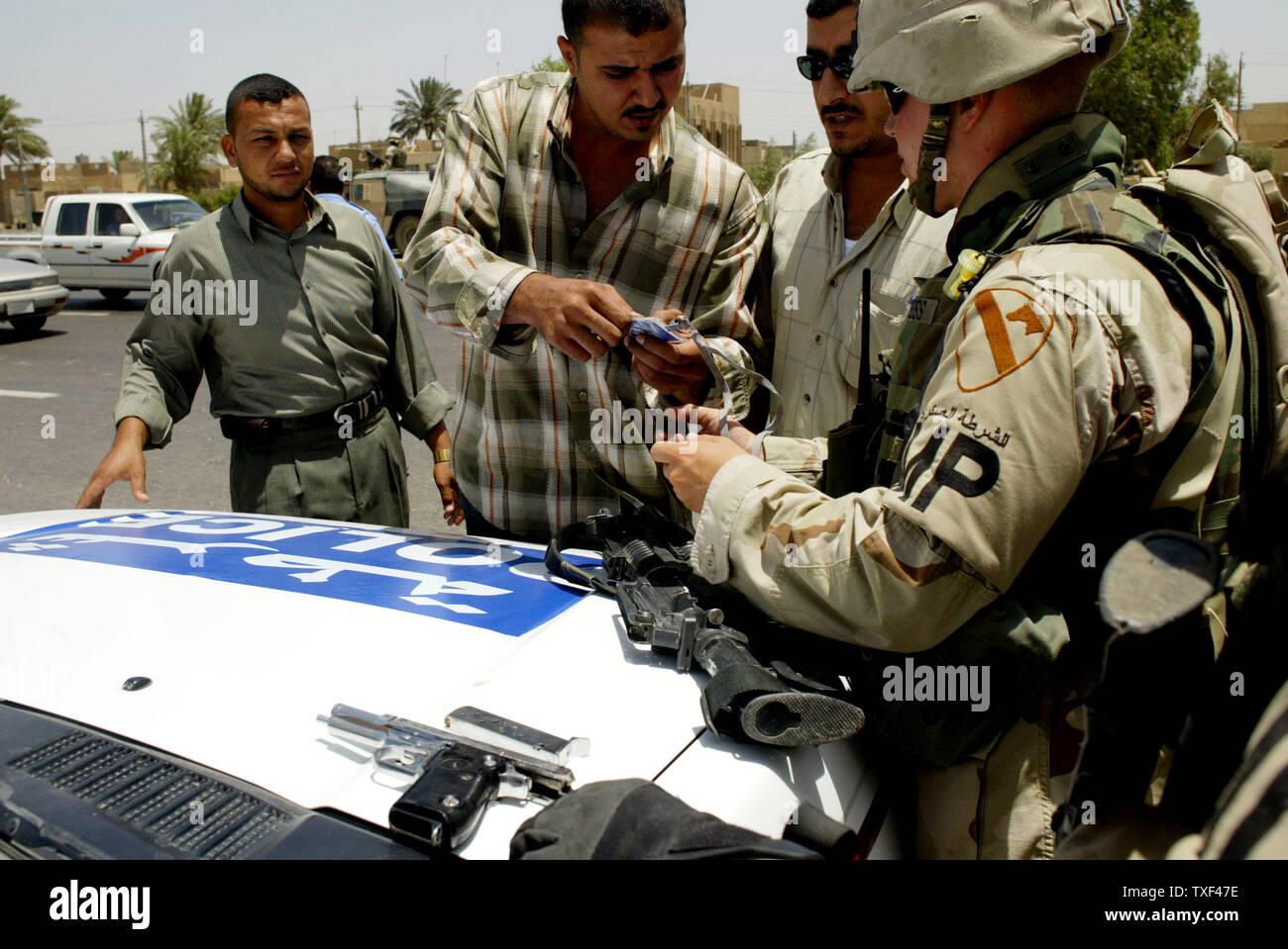 Members of the iraqi army and police hi-res stock photography and ...