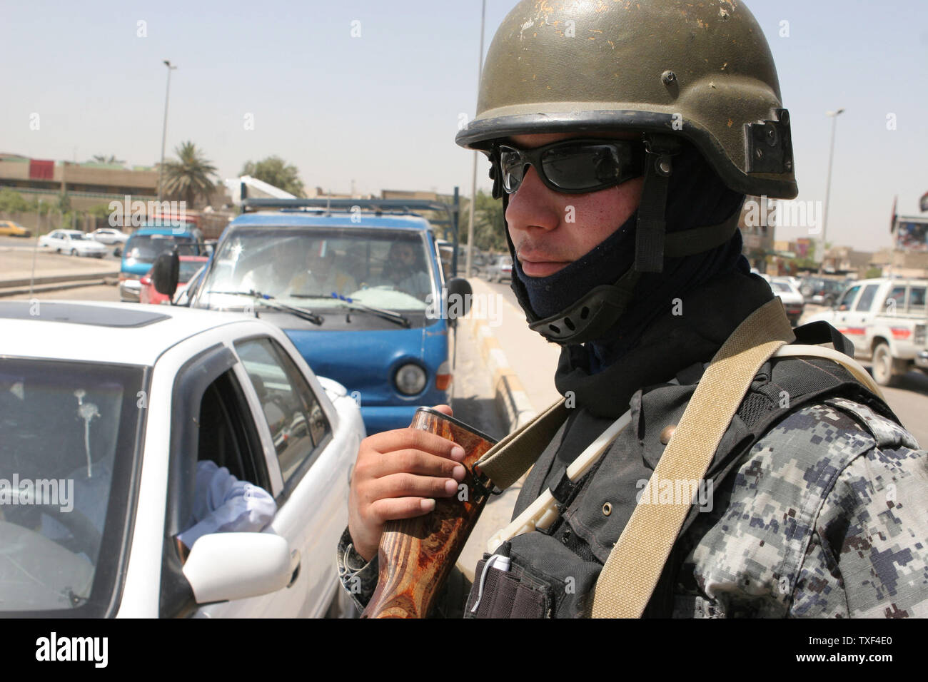 Iraqi commandos man a checkpoint in the Baghdad Shiite Moslem slum of ...