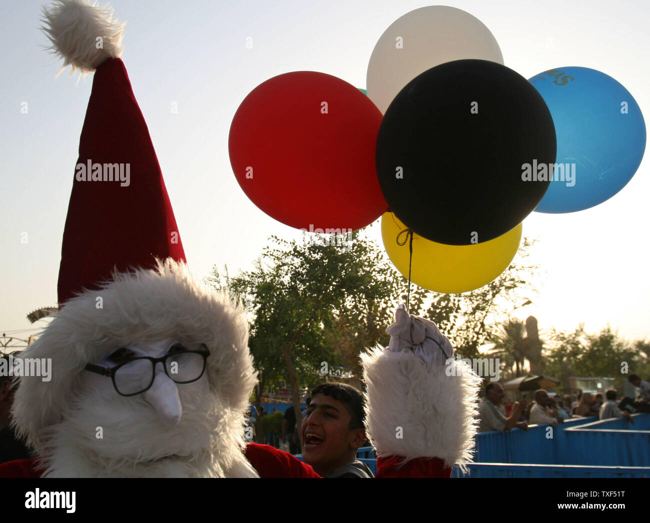 Iraqi Sunni Muslims visit Zawra park as they celebrate the first day of ...