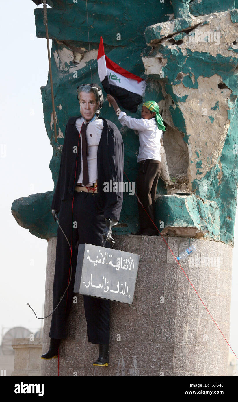 Saddam hussein statue down hi-res stock photography and images - Alamy