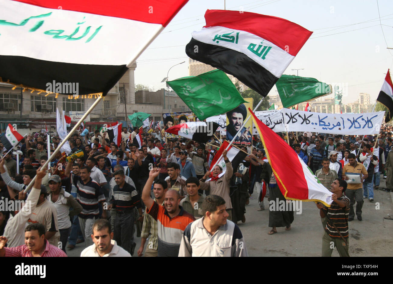 Saddam hussein statue hi-res stock photography and images - Alamy