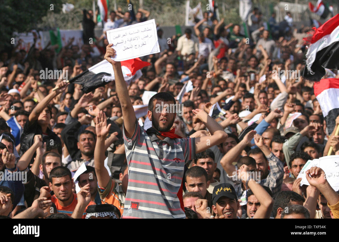 Saddam hussein statue down hi-res stock photography and images - Alamy