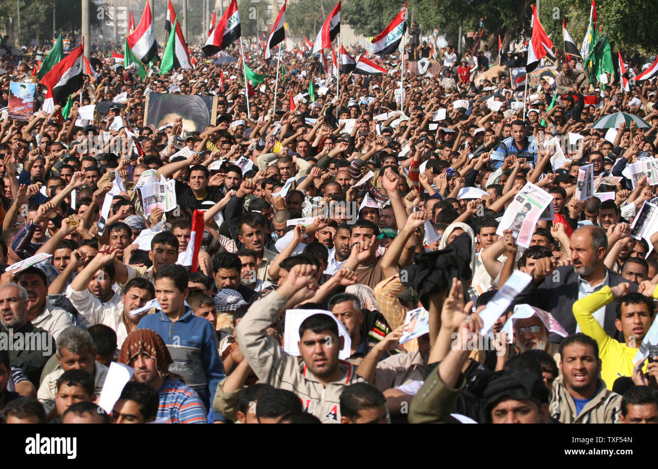 Saddam hussein statue down hi-res stock photography and images - Alamy