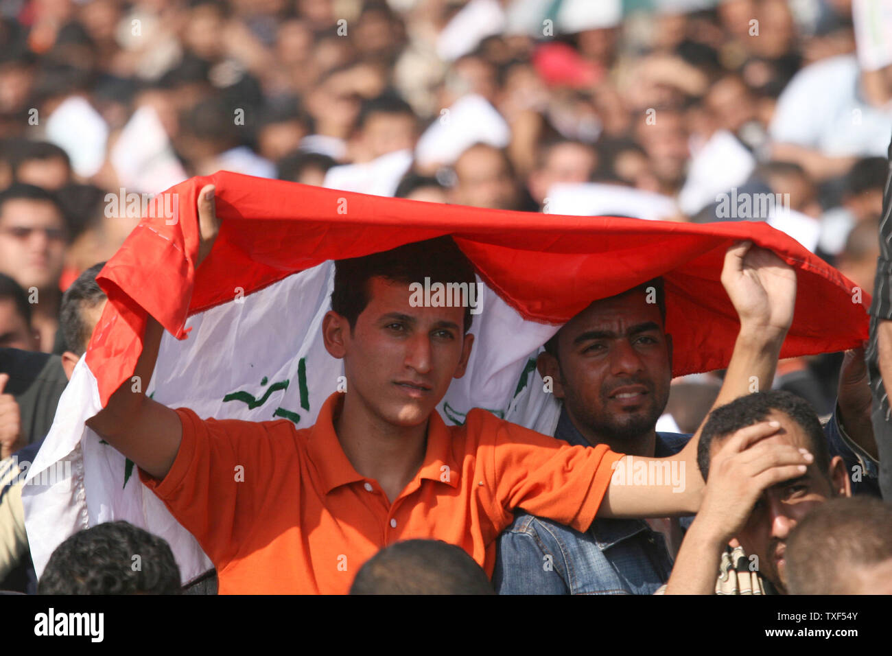 Saddam hussein statue hi-res stock photography and images - Alamy